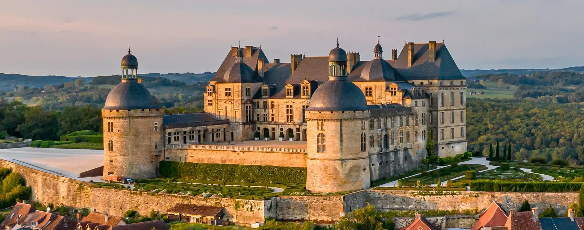 Le château de Hautefort au coeur de la dordogne - Château de Hautefort ...